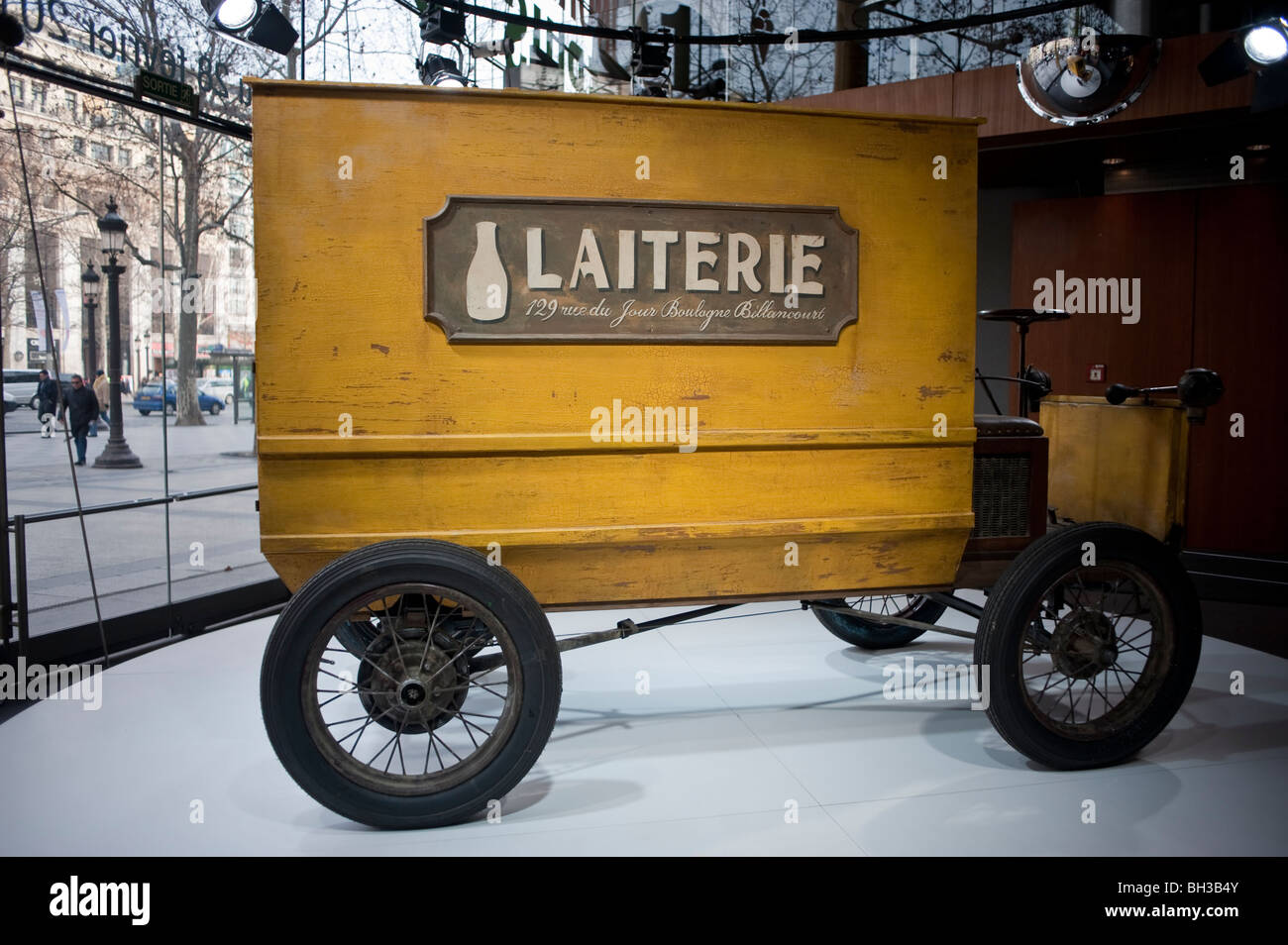 First van display renault car company showroom hi-res stock photography ...