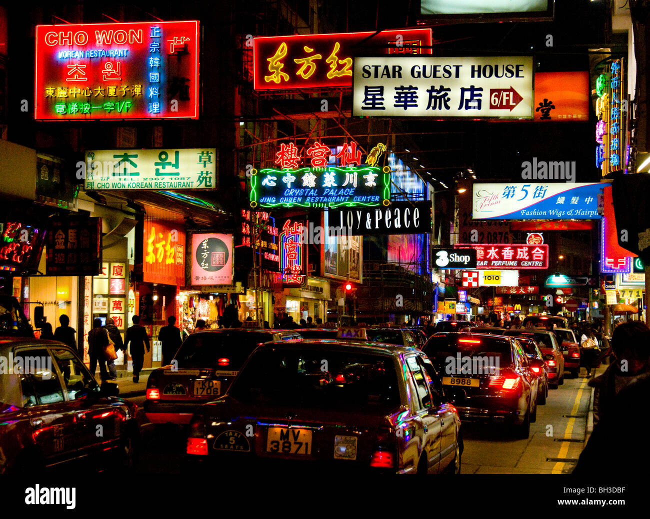 Hong Kong, Kowloon, Crossing Nathan Road, China Stock Photo - Alamy