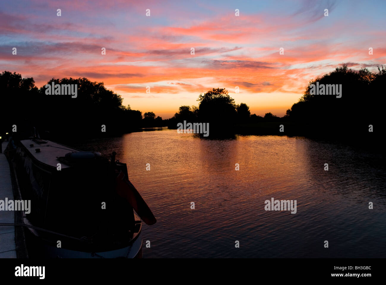 Thames bridges hi-res stock photography and images - Alamy