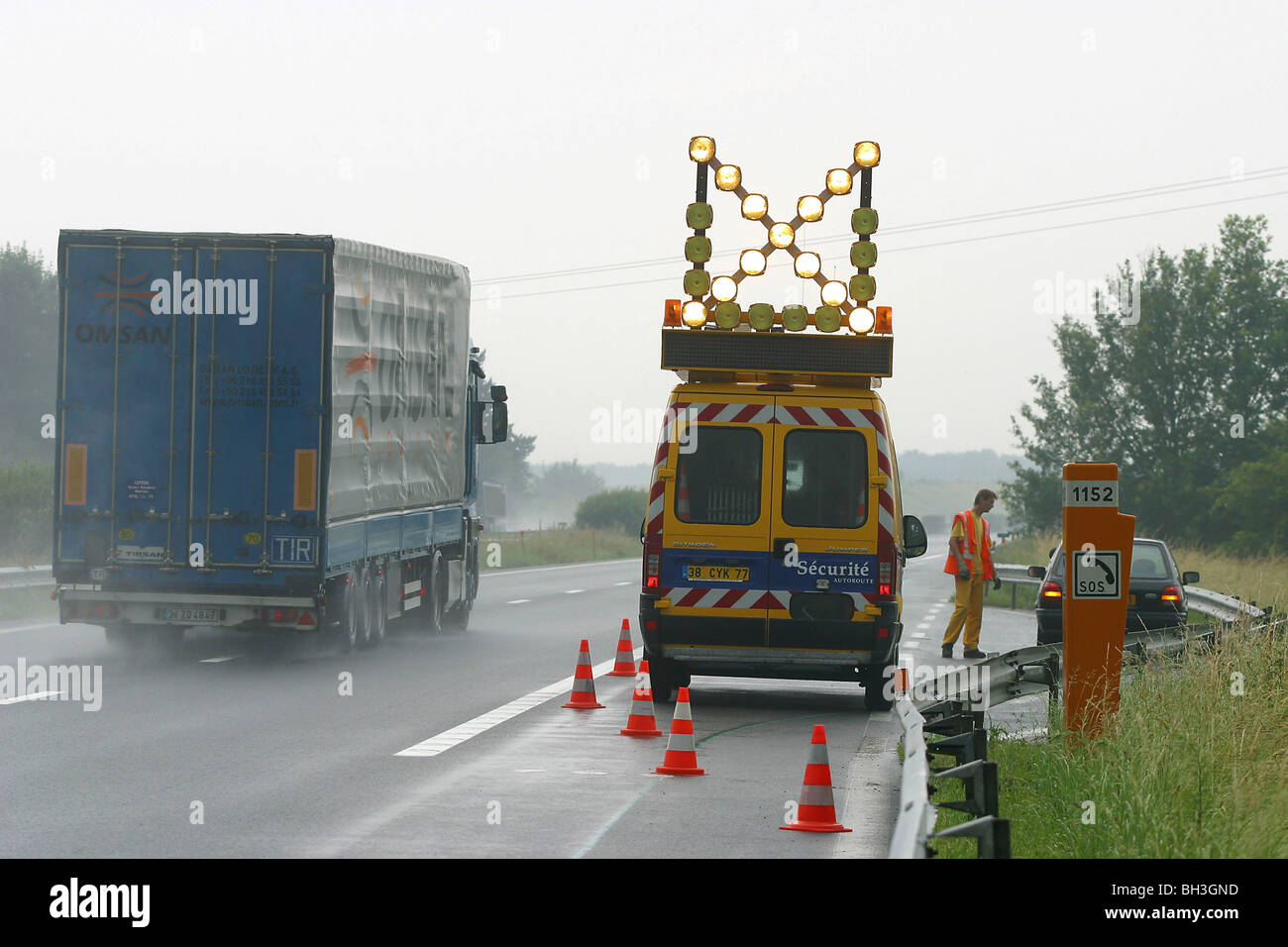 SIGNAL MARKING A BROKEN DOWN CAR ON THE SIDE OF THE ROAD, PATROLLER, A6 ...