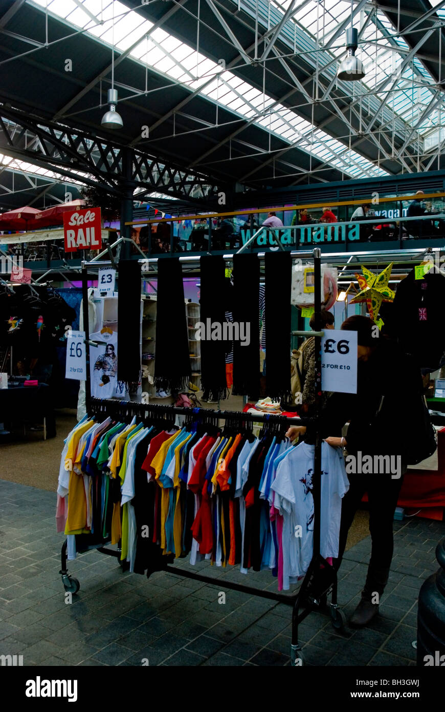 Cloth stall hi-res stock photography and images - Alamy