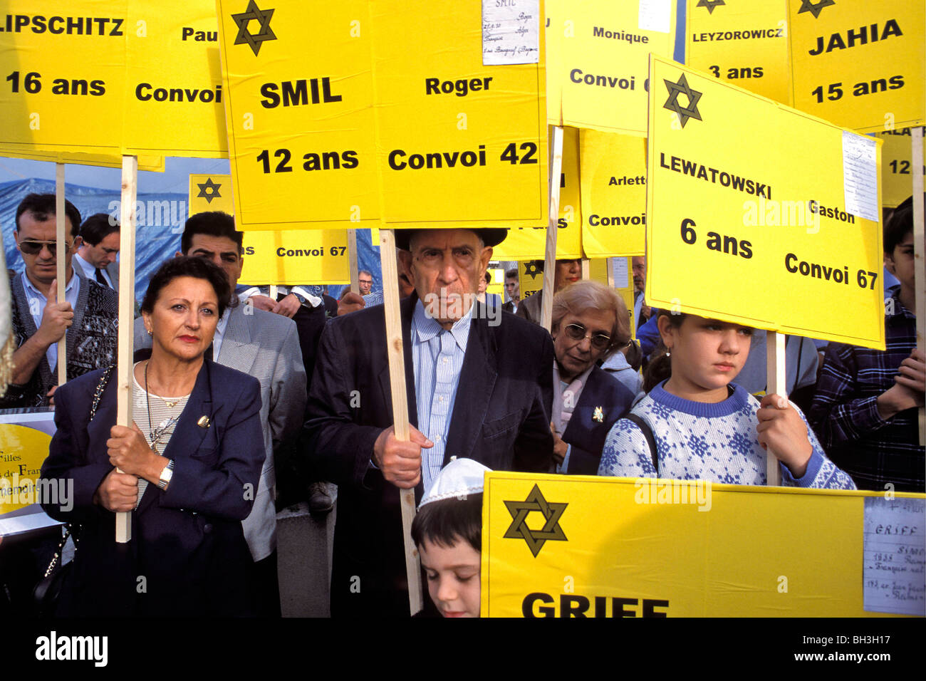 Jewish yellow star children hi-res stock photography and images - Alamy