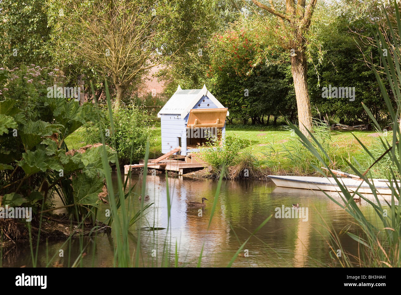 Duck house by pond hi-res stock photography and images - Alamy