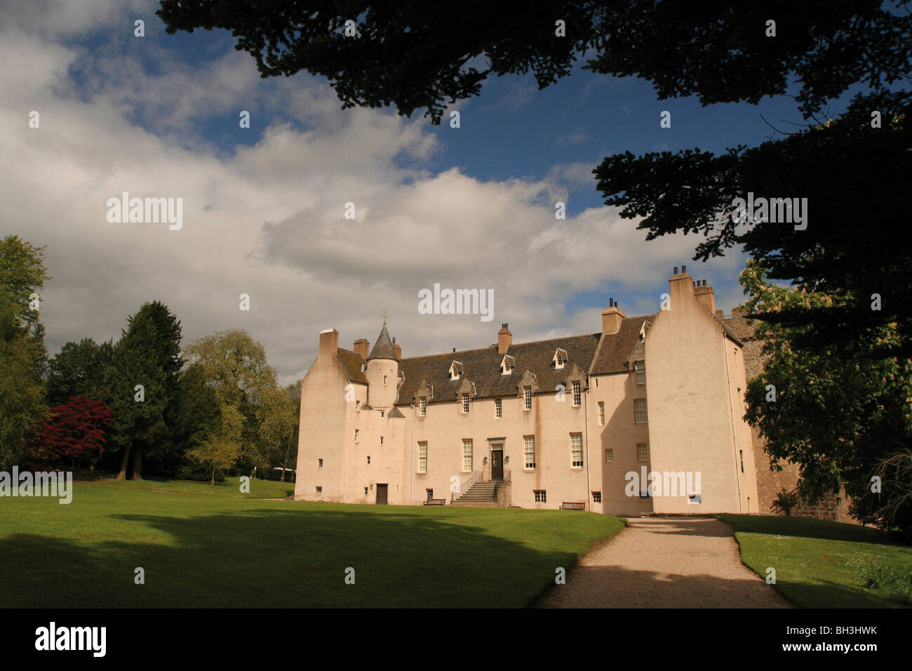 Back castle hi-res stock photography and images - Alamy