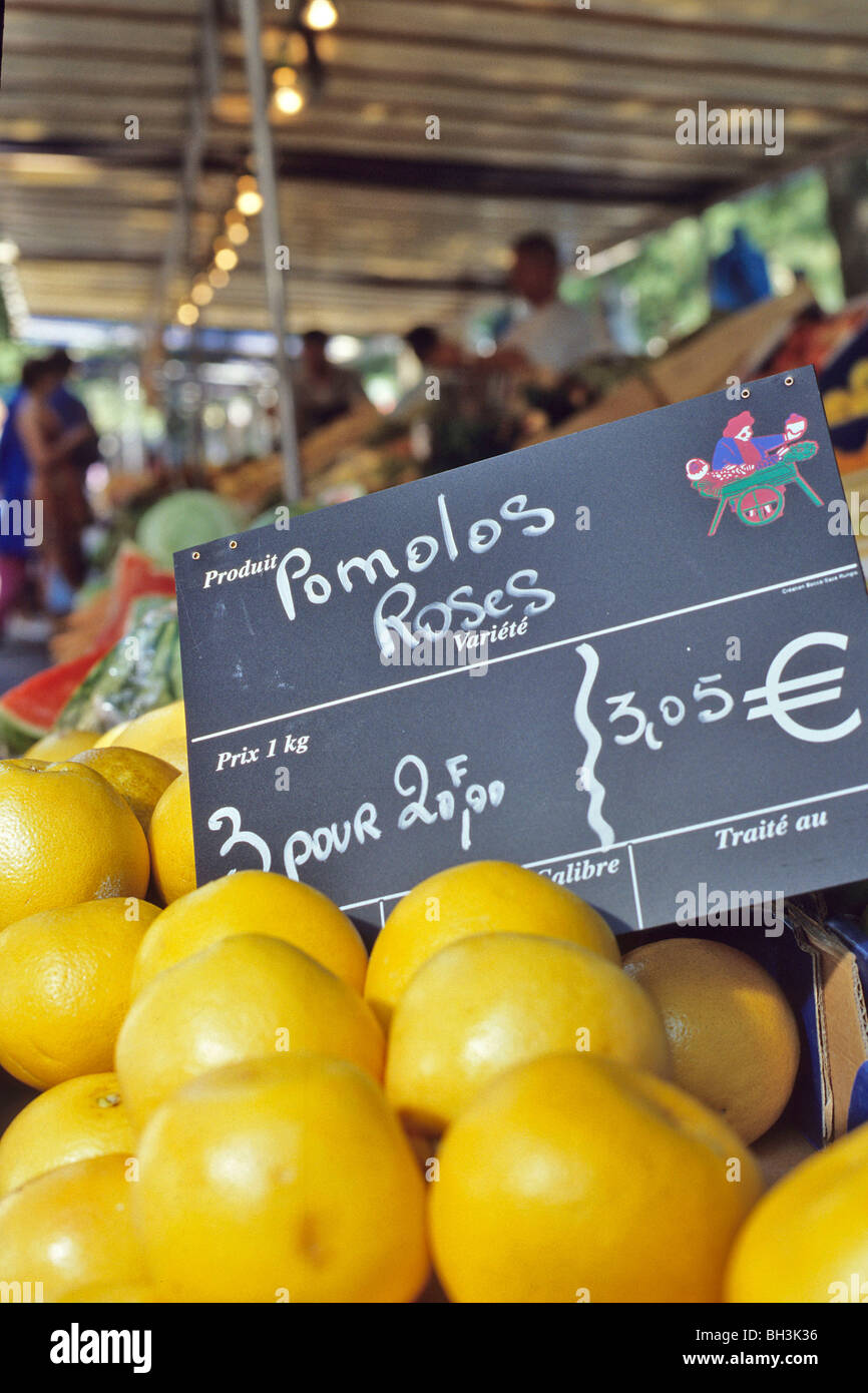 GRAPEFRUIT AND PRICE STICKER, FRUIT AND VEGETABLE STALL, MENILMONTANT ...