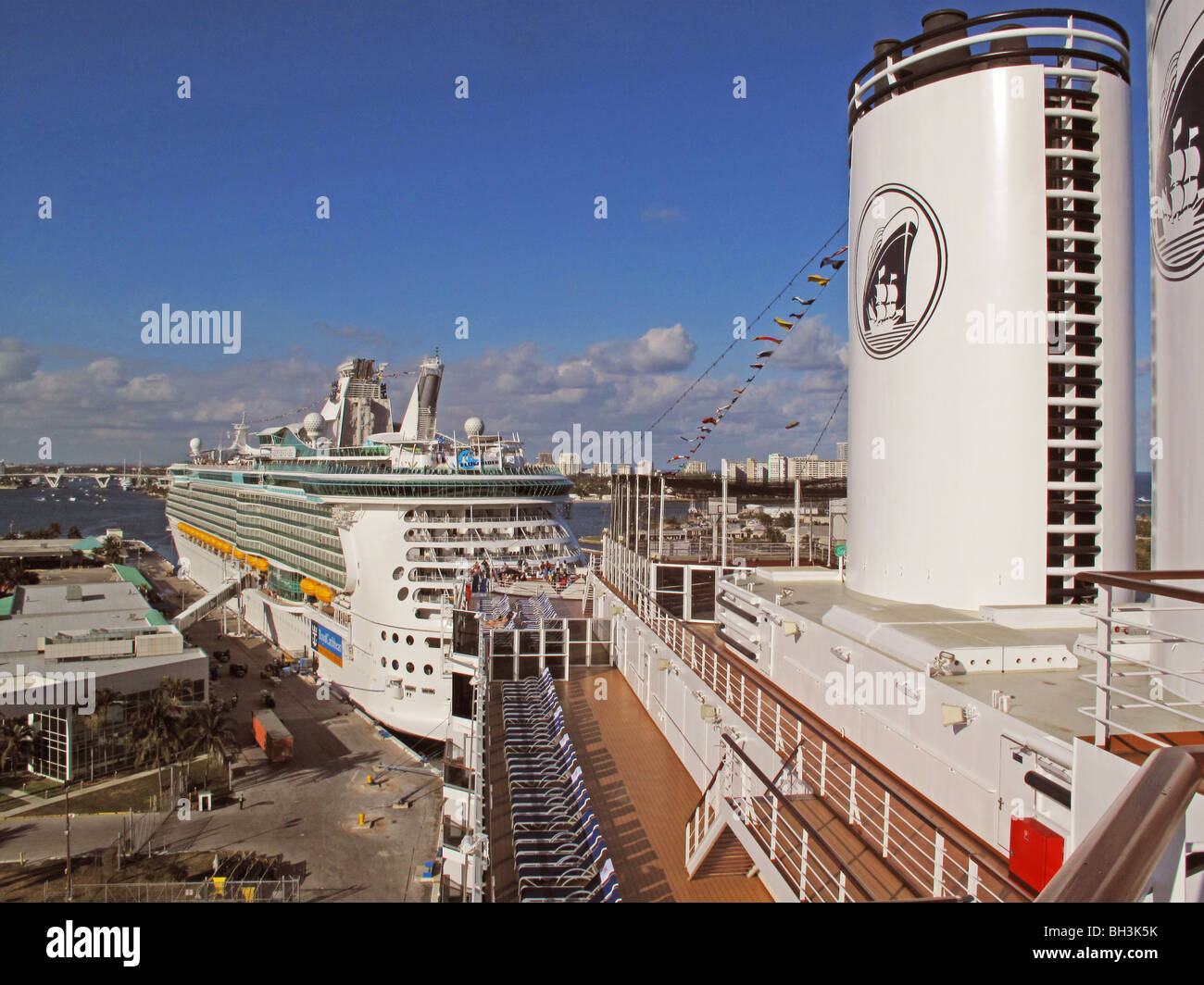 Two 2 ships hi-res stock photography and images - Alamy