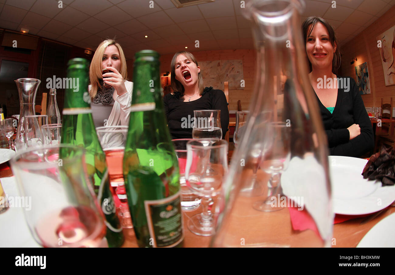 People wining and dining hi-res stock photography and images - Alamy