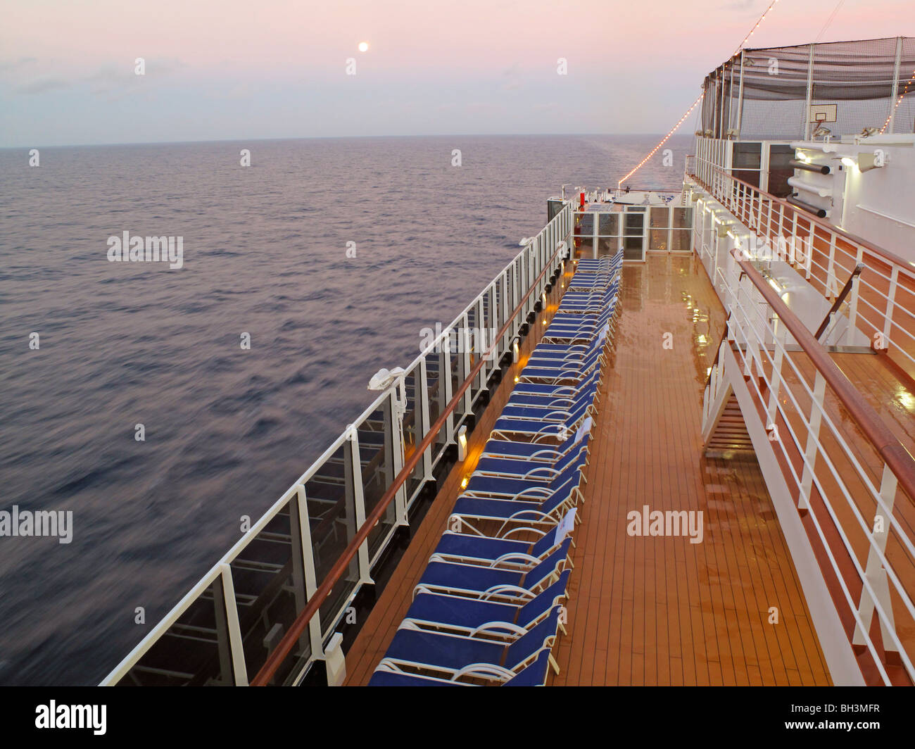 Cruise ship deck chairs hi-res stock photography and images - Alamy