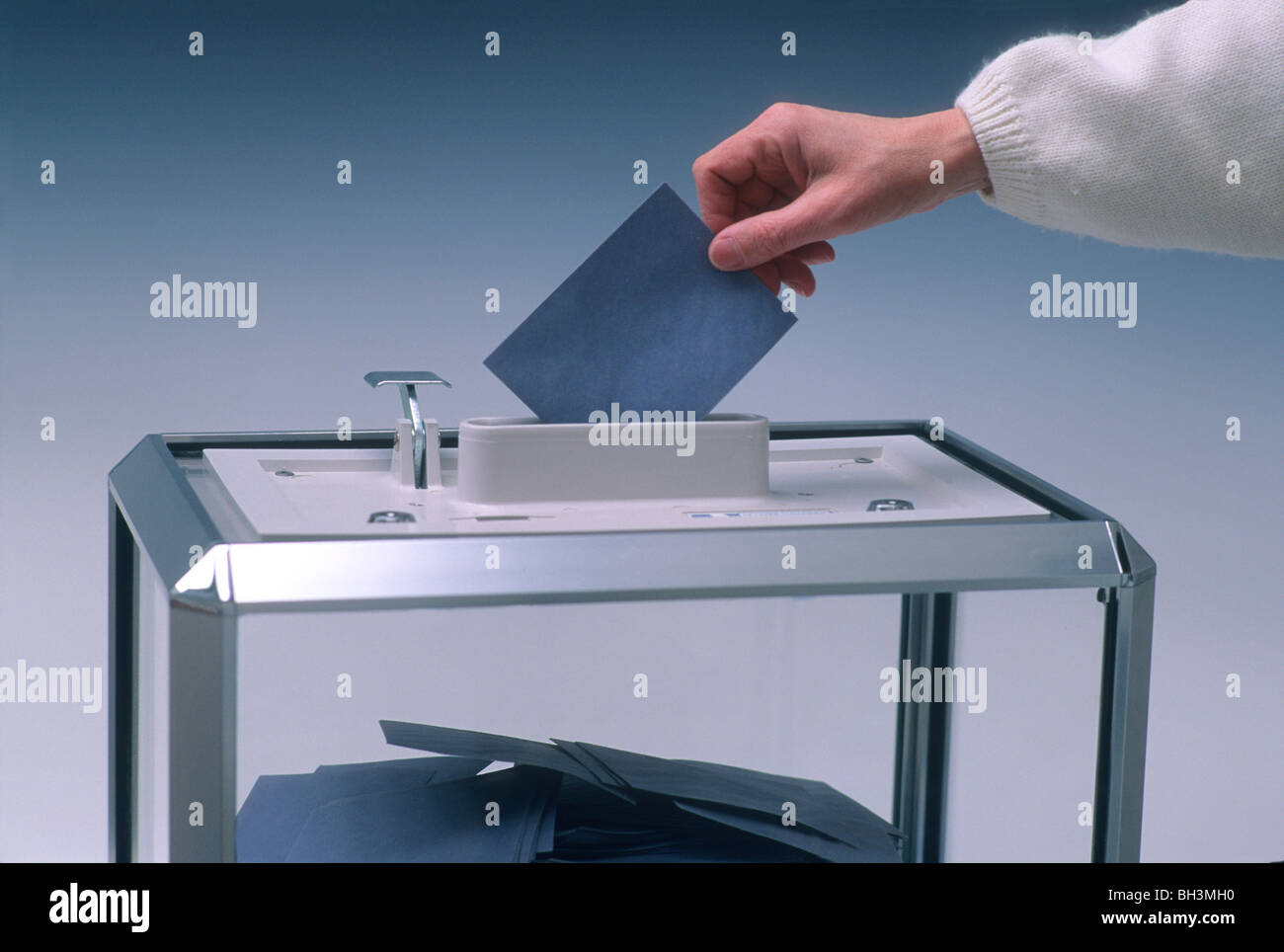 Vote hand ballot box hi-res stock photography and images - Alamy