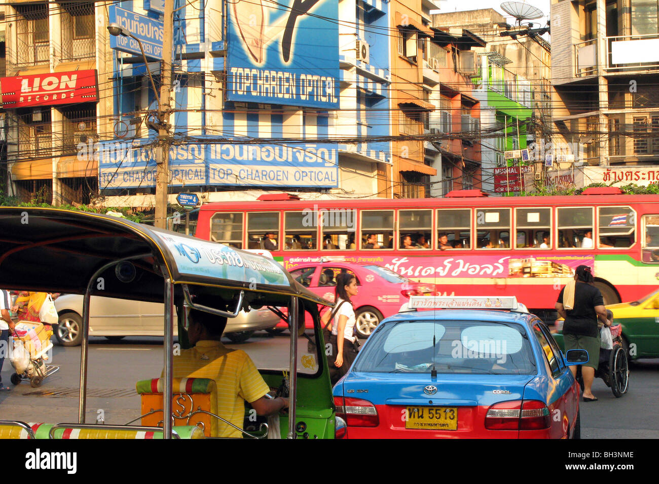 AUTOMOBILE TRAFFIC, TUK TUK (TOUK TOUK), TAXI METER, BUS, PRATUNAM ...