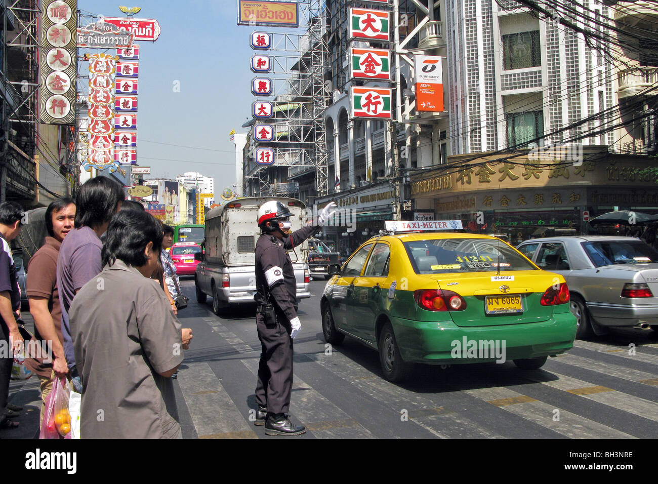 POLICEMAN DIRECTING TRAFFIC, CHINESE NEIGHBORHOOD, CHINATOWN, BANGKOK, THAILAND Stock Photo - Alamy