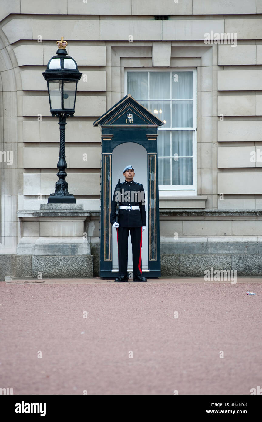 Buckingham palace and sentry box hi-res stock photography and images ...