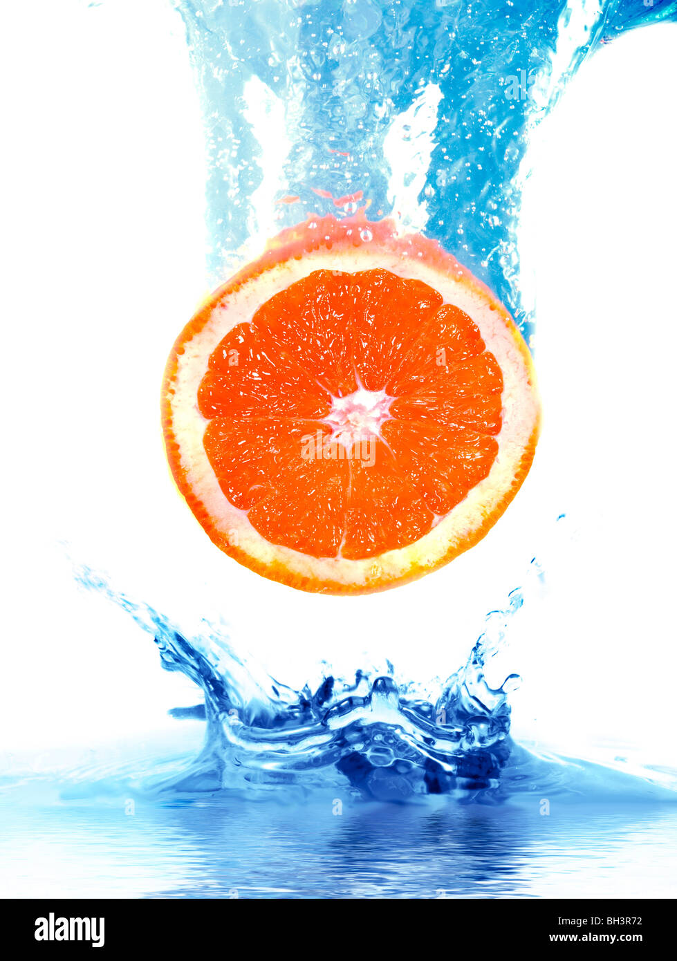 Fresh orange jumping into water with a splash Stock Photo - Alamy