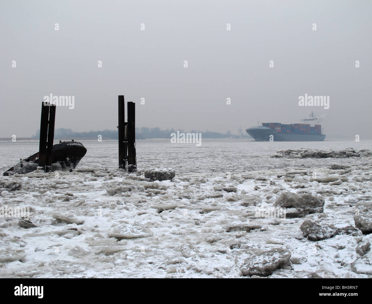 Ship wreck on river Elbe under icy conditions Stock Photo - Alamy