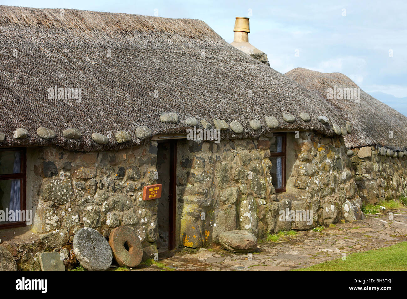 Thatched cottages at Kilmuir Stock Photo - Alamy