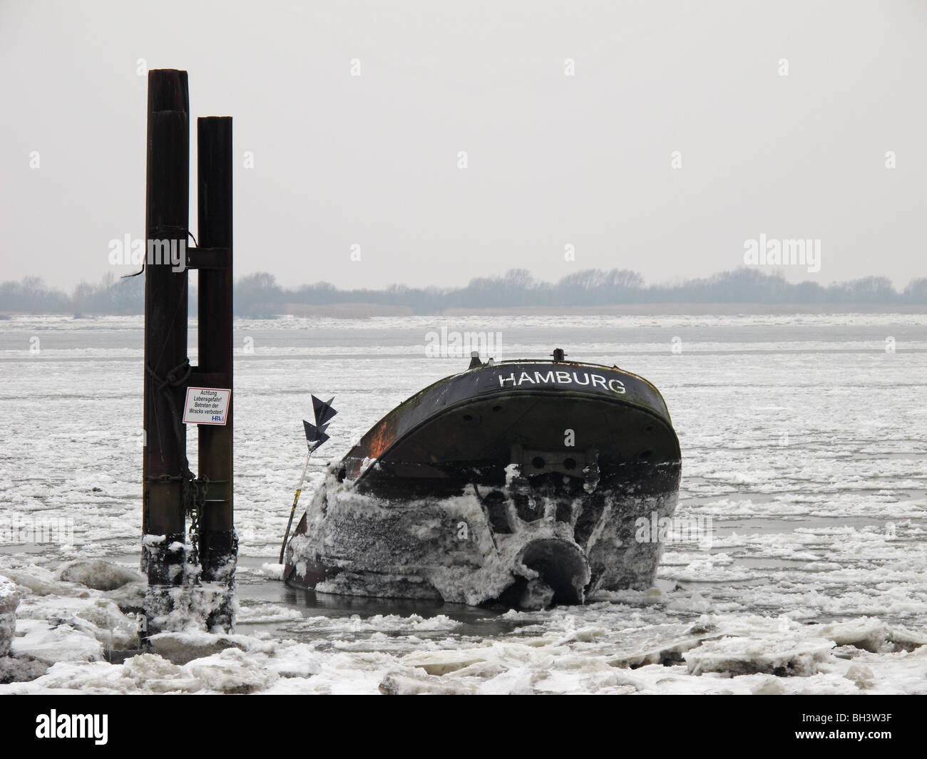 Ship wreck in river Elbe under icy conditions Stock Photo - Alamy