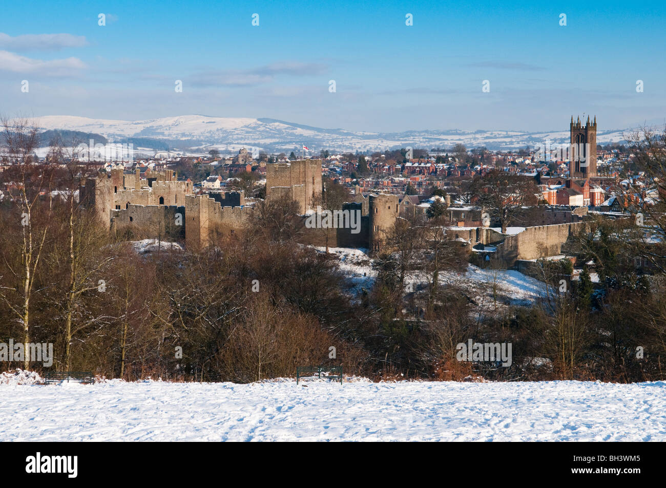 View of Ludlow, Shropshire, in winter snow from Whitcliffe with castle ...