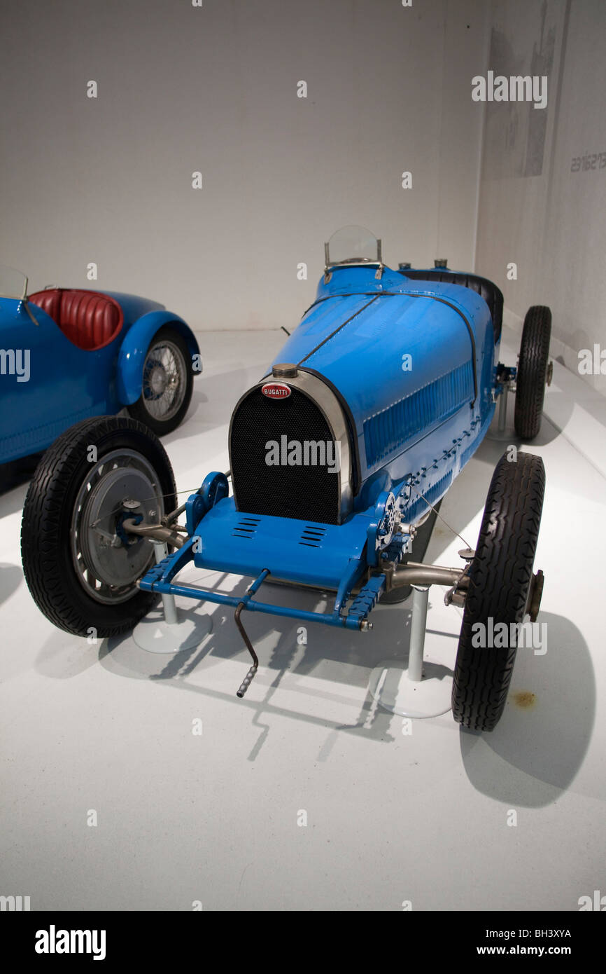 Blue racing bugatti cars type hi-res stock photography and images - Alamy