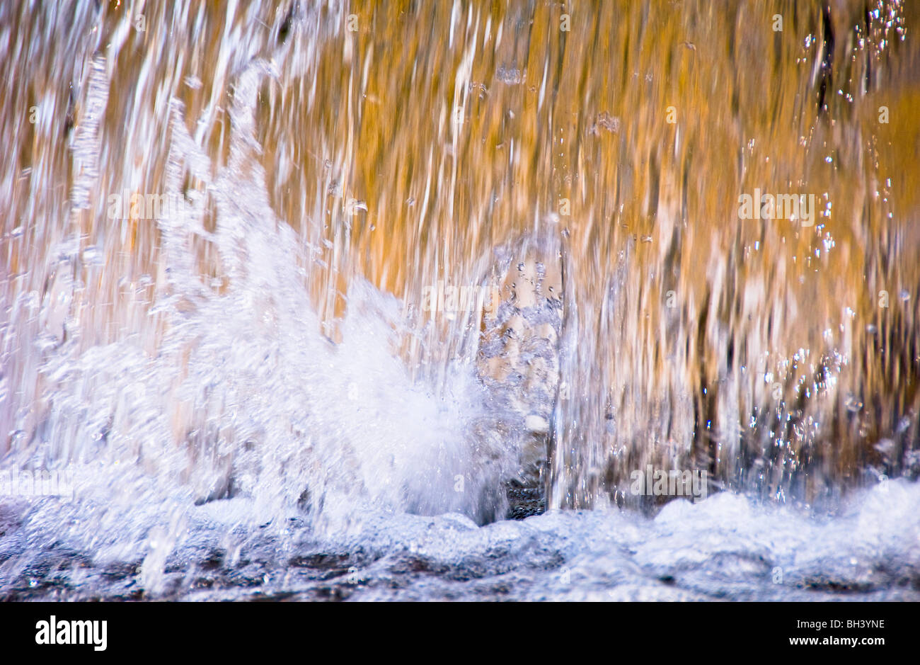 Fountain flowing water hi-res stock photography and images - Alamy