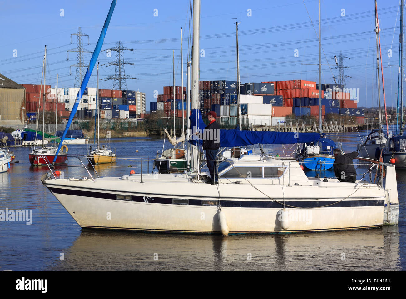 yacht sailing to berth at Eling Stock Photo - Alamy