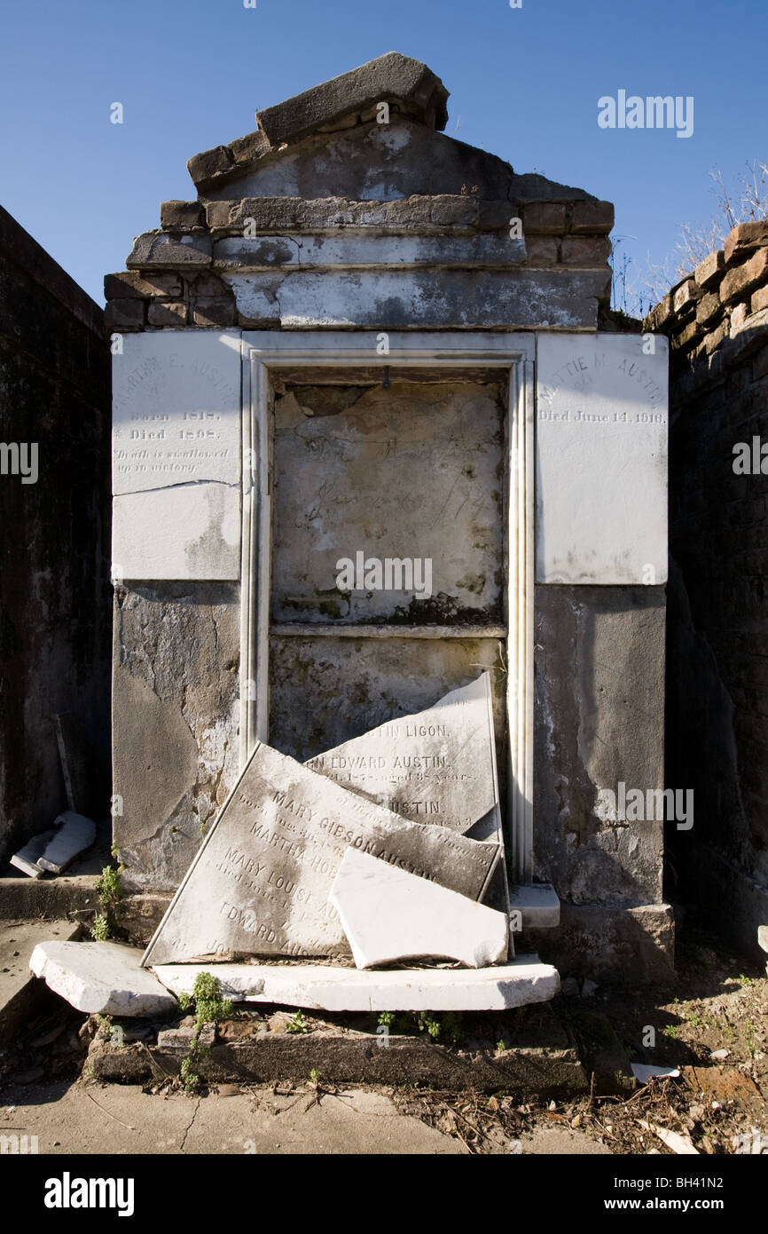 Crumbling crypt in Lafayette Cemetery Number 1 New Orleans Louisiana ...