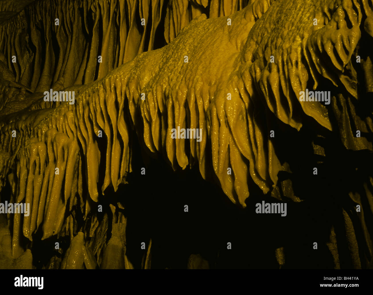 Flowstone on the wall in Dargilan - la Grotte Rose or 'the Pink Cave ...