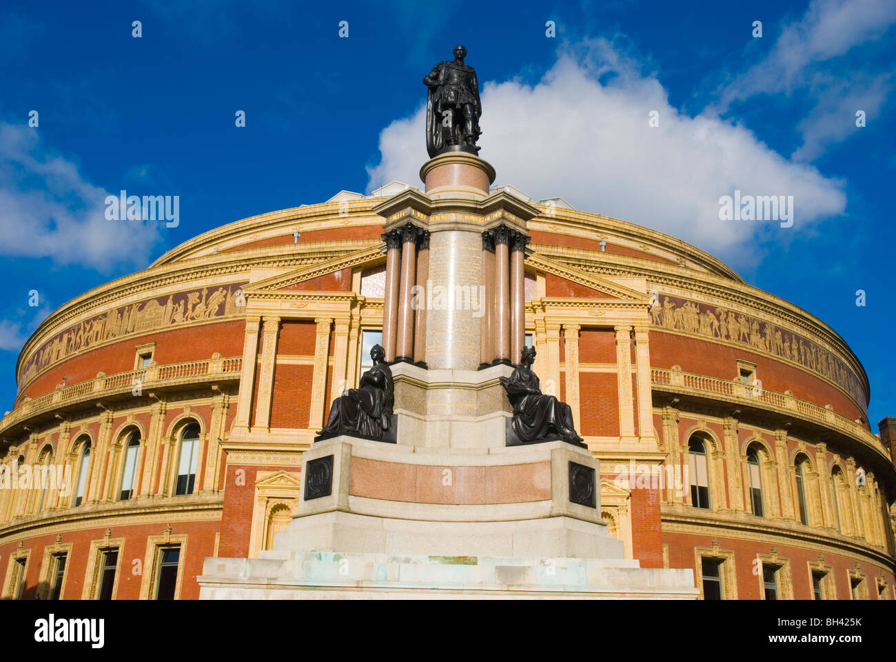 Statue outside royal albert hall hi-res stock photography and images ...