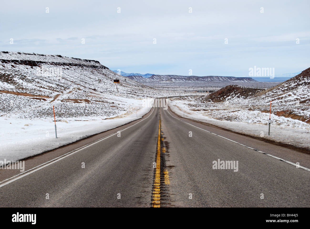 Roads on both sides hi-res stock photography and images - Alamy