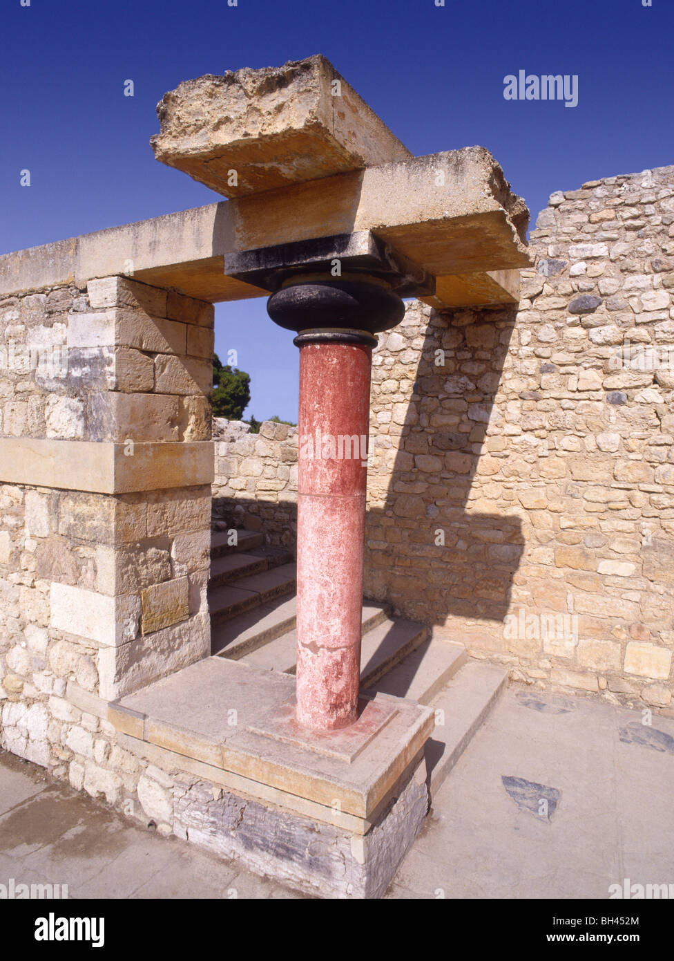 The Palace of Knossos, Crete. Typical columns tapering to the base ...
