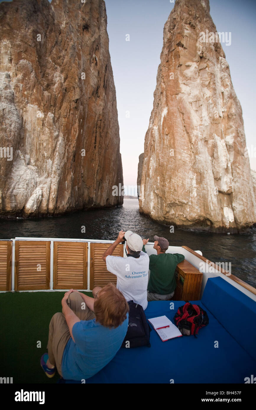 Kicker rock tour hi-res stock photography and images - Alamy
