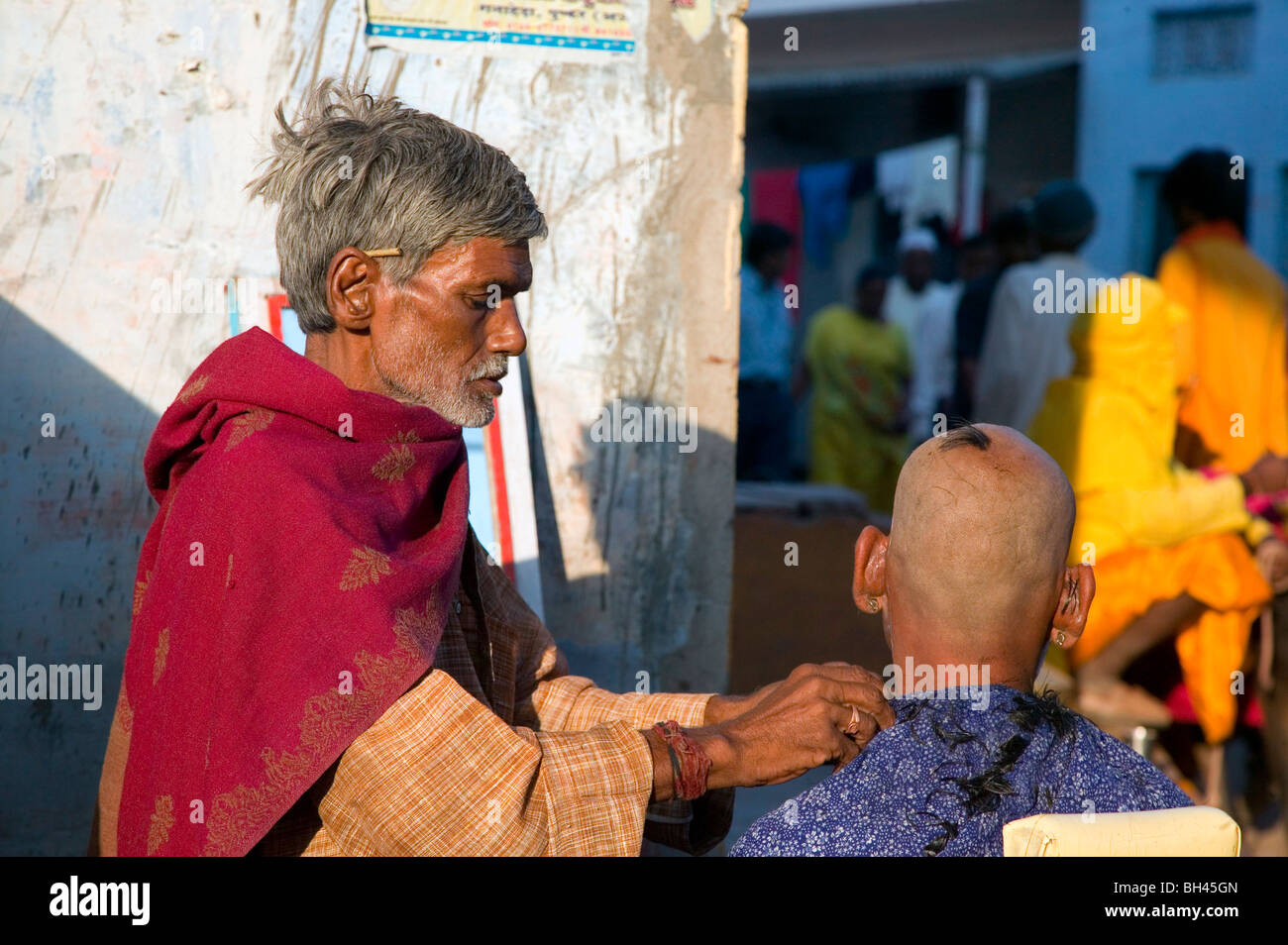 Street barber giving a traditional haircut in Pushkar Stock Photo - Alamy