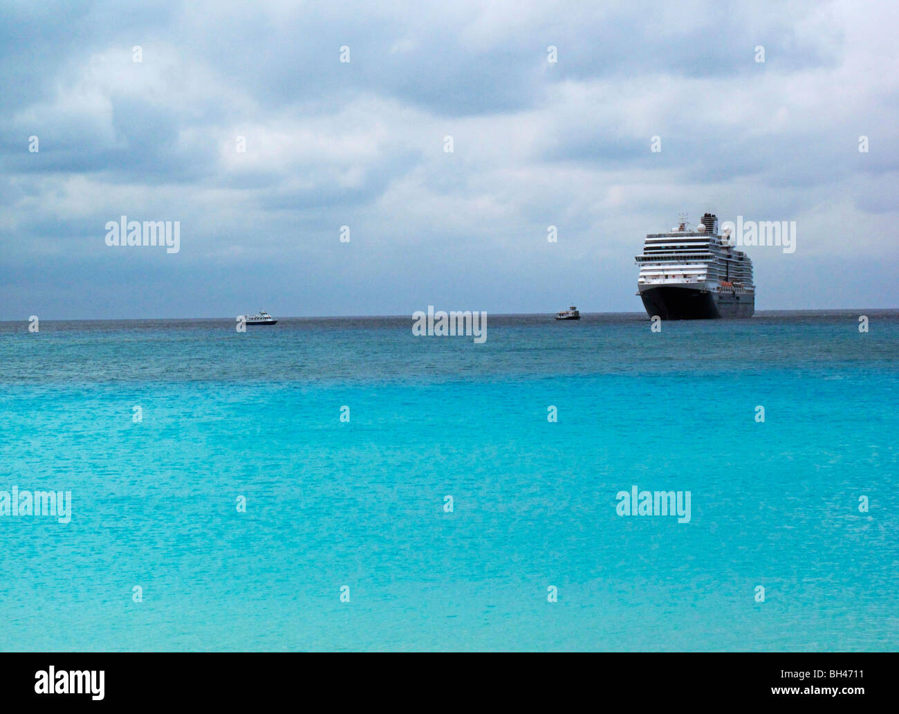 cruise ship coming into port Stock Photo - Alamy