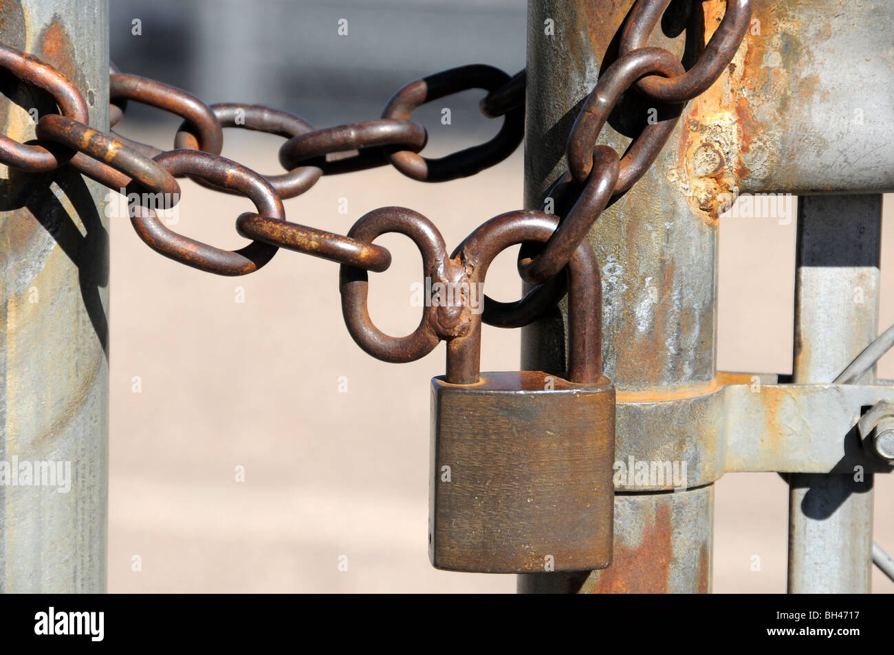 Padlock on chain link fencing hi-res stock photography and images - Alamy