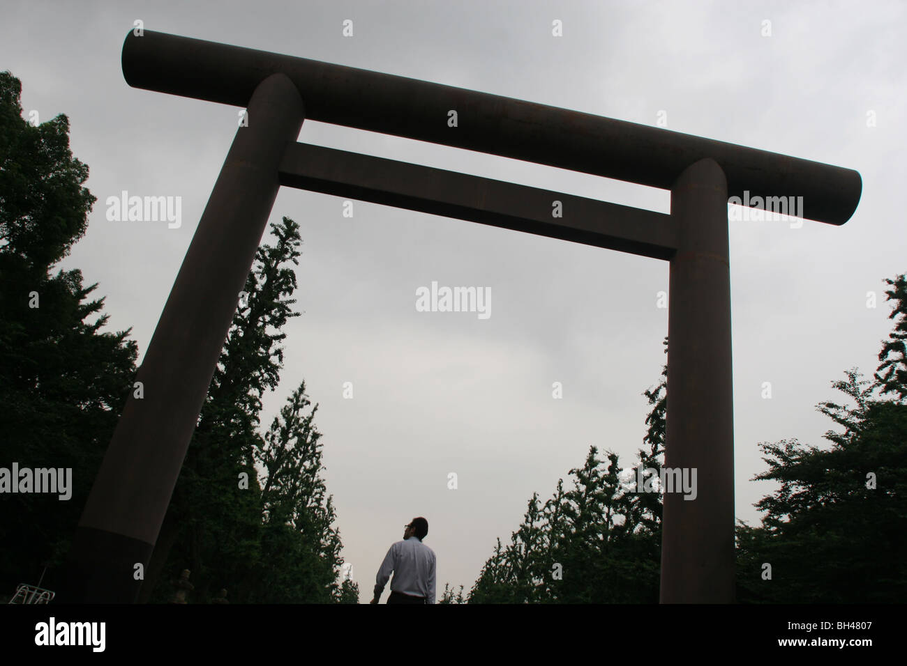 Visitors at Yasukuni Jinja (shrine), Japan's shrine to the dead of ...