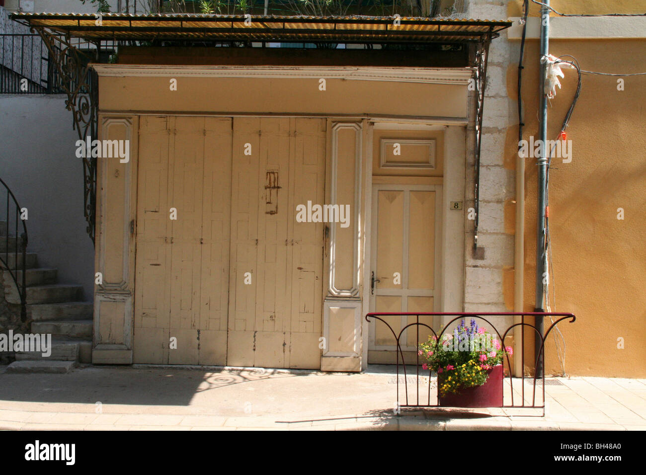 Frontage of a closed shop Stock Photo - Alamy