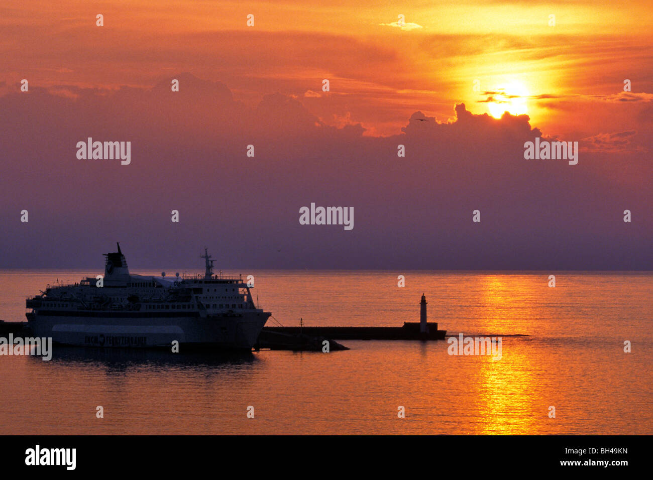 Cloud departing ferry at the end of the jetty hi-res stock photography ...