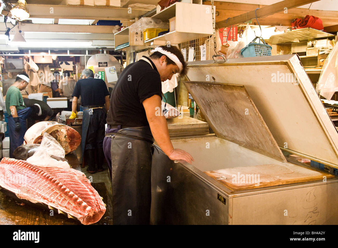 Honshu Fishmonger Japan Tokyo Tsukiji Fish Market Stock Photo - Alamy