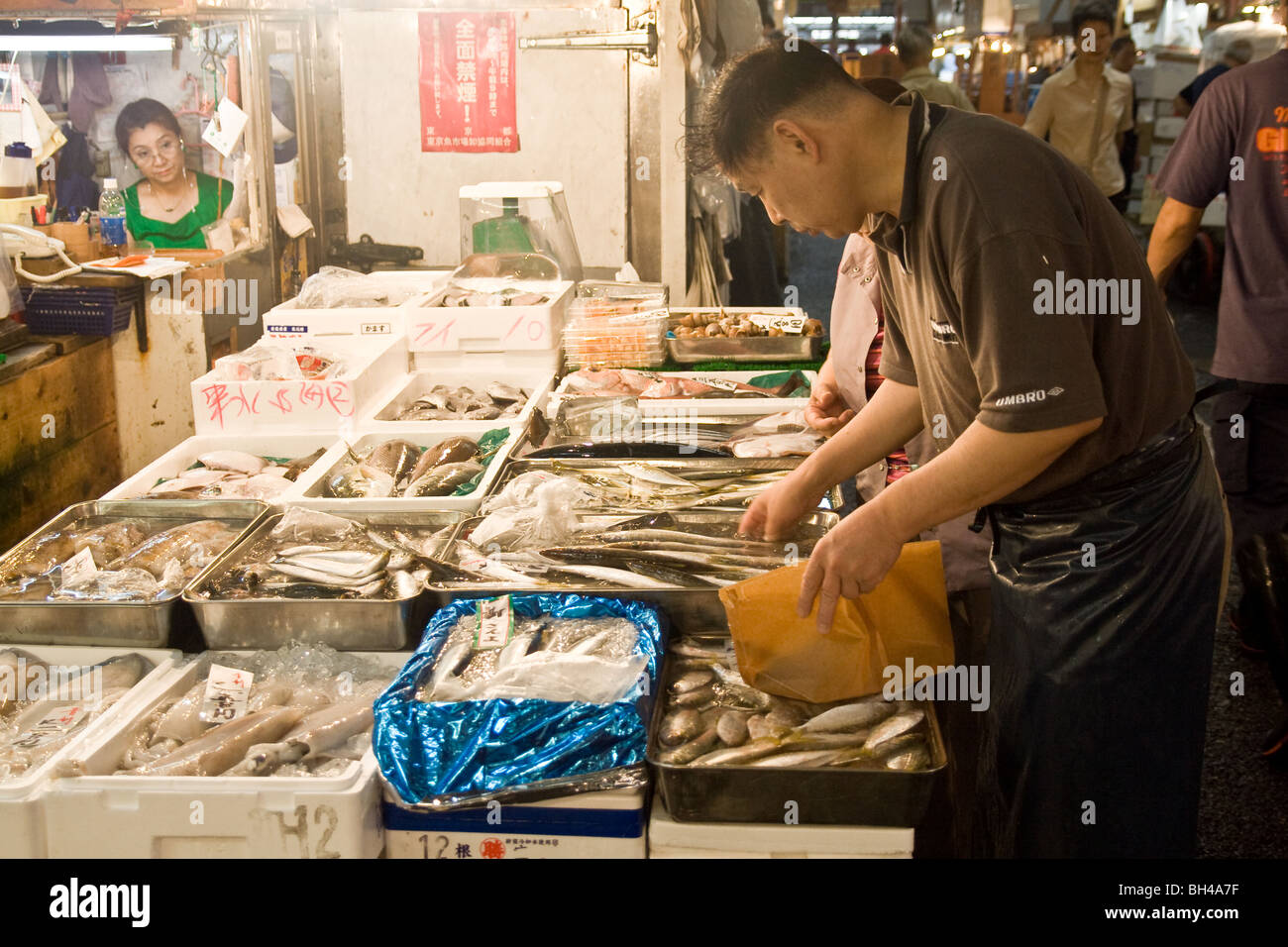 Honshu Fishmonger Japan Tokyo Tsukiji Fish Market Stock Photo - Alamy