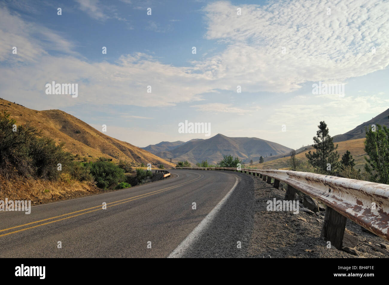 Mountain road in oregon hi-res stock photography and images - Alamy