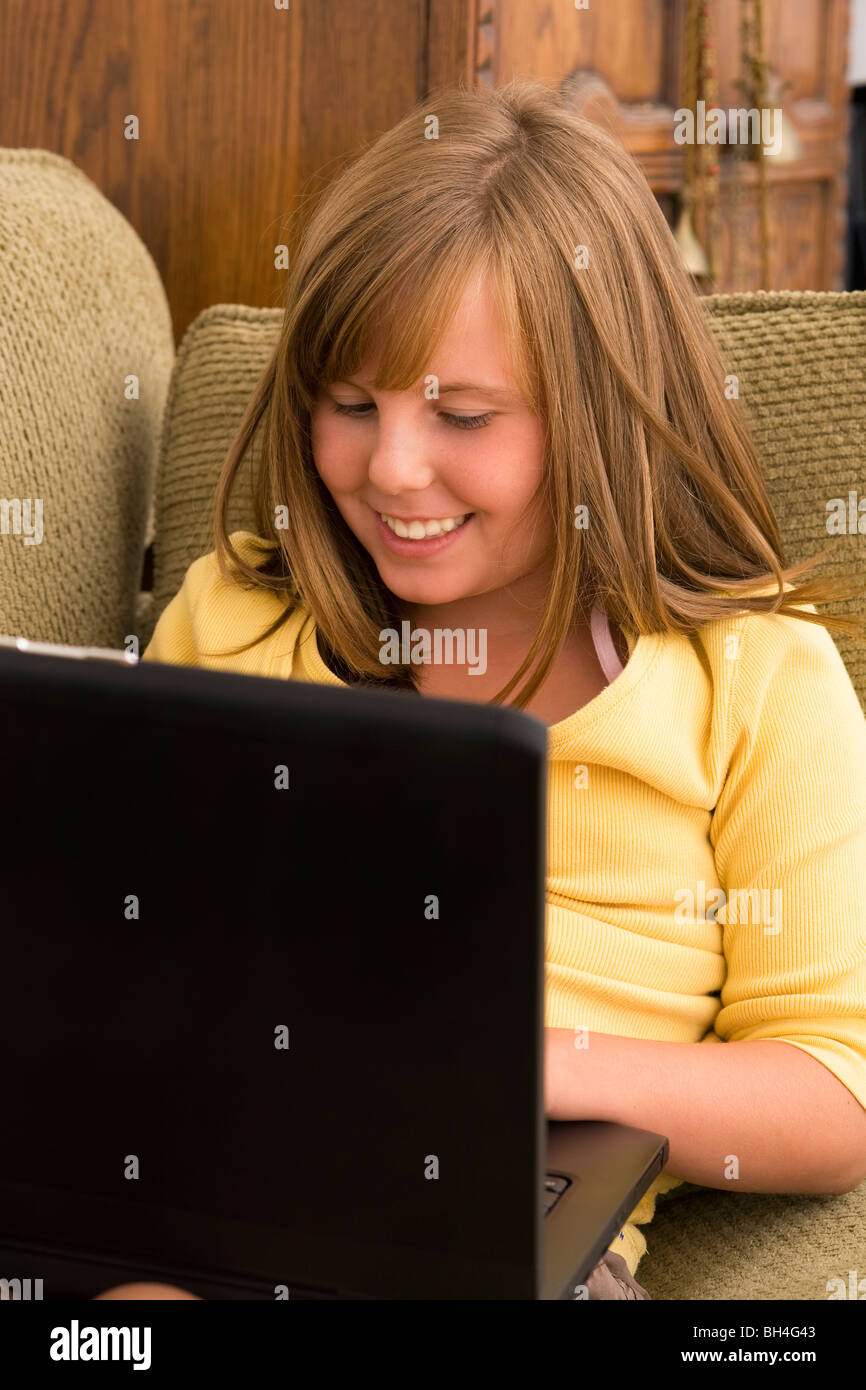 Girls surfing hi-res stock photography and images - Alamy