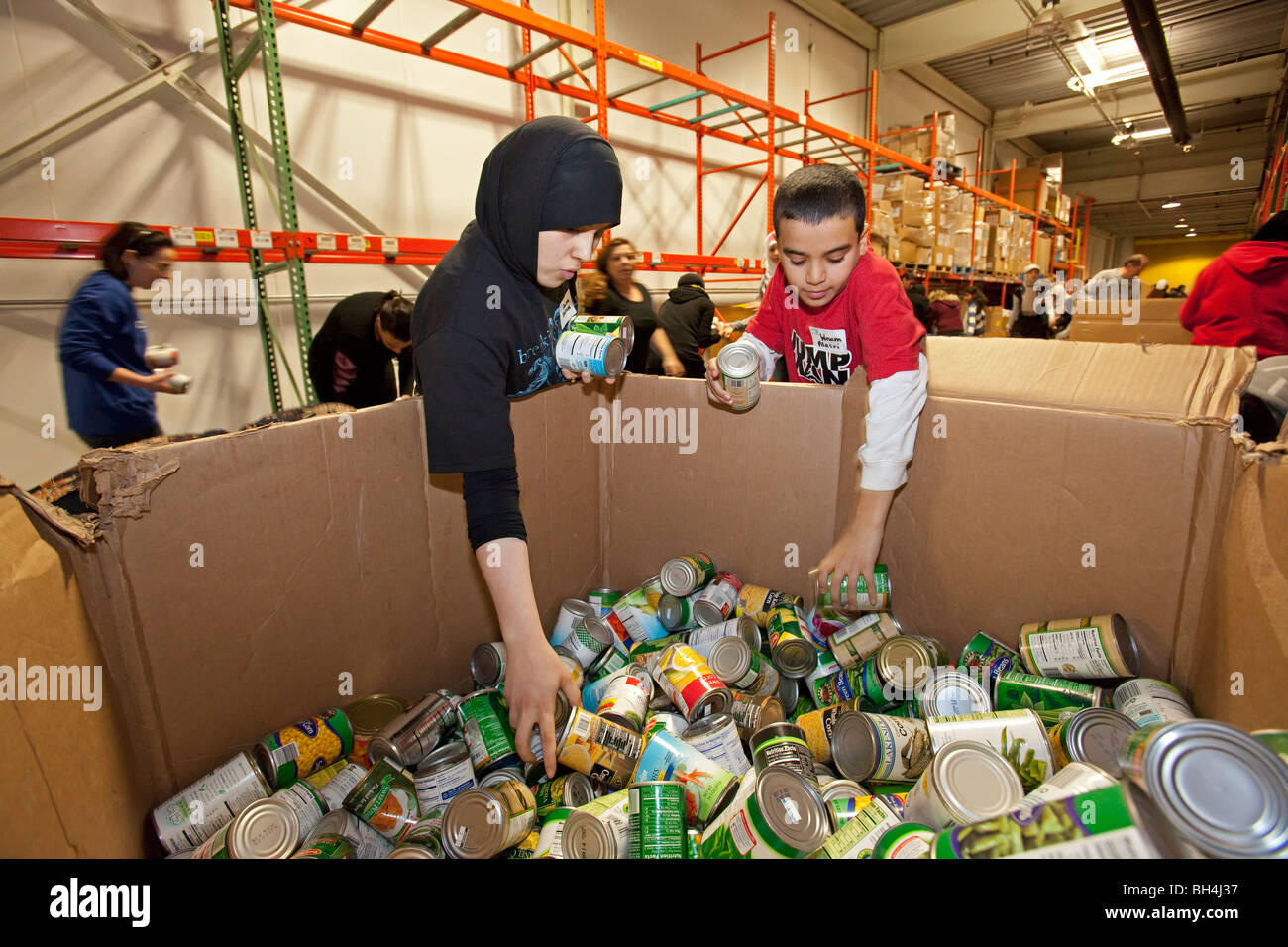 Volunteers food bank hi-res stock photography and images - Alamy