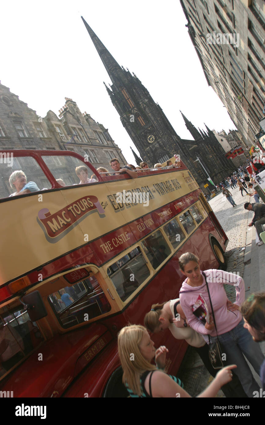 Performers on Royal Mile High Street, Edinburgh, during the ...
