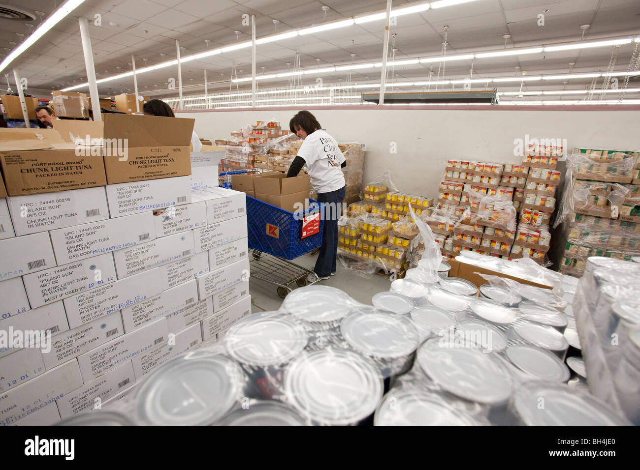 Food bank pack volunteer hi-res stock photography and images - Alamy