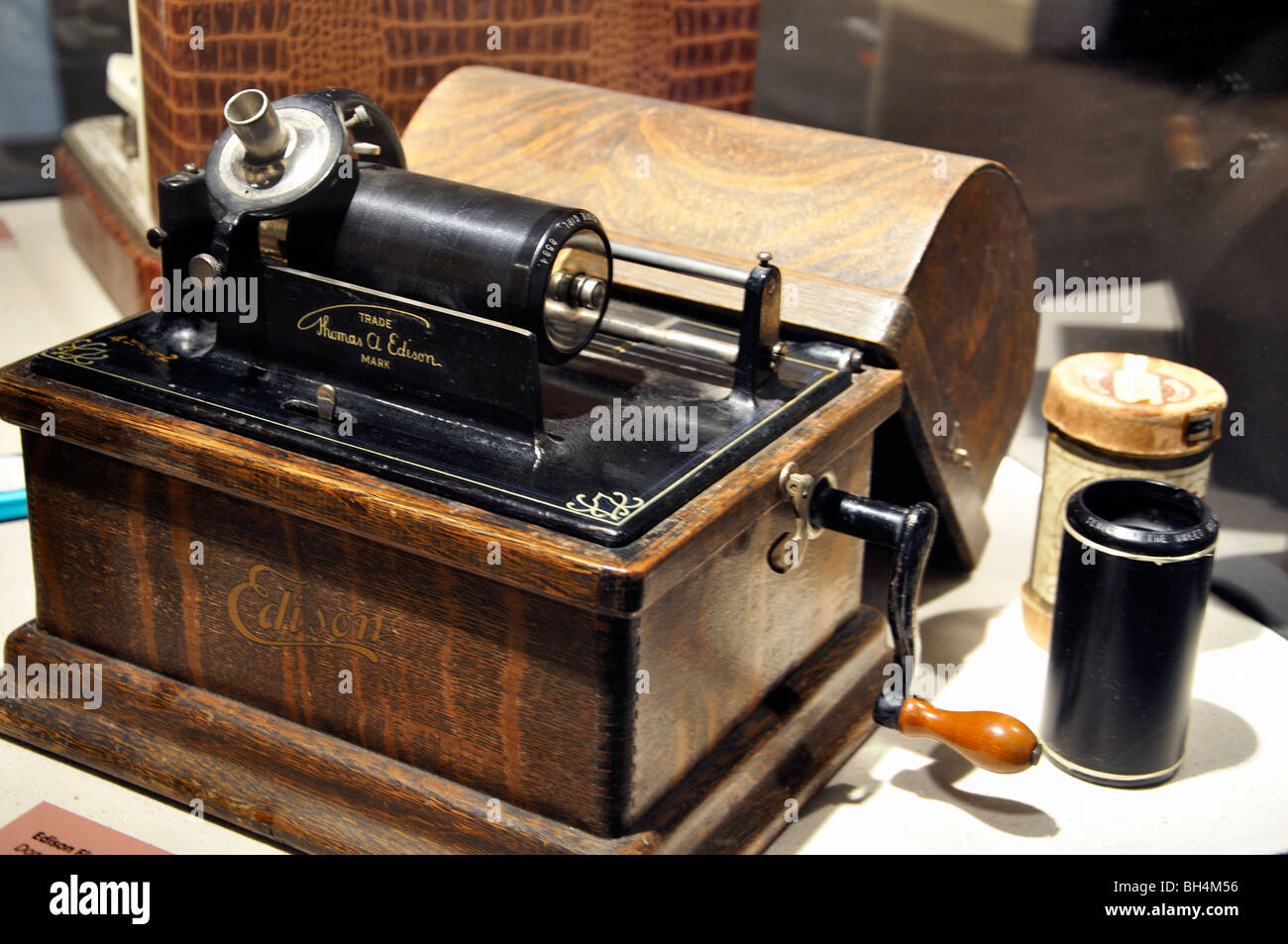 Edison fireside phonograph (1905) on display at Natural History Museum ...