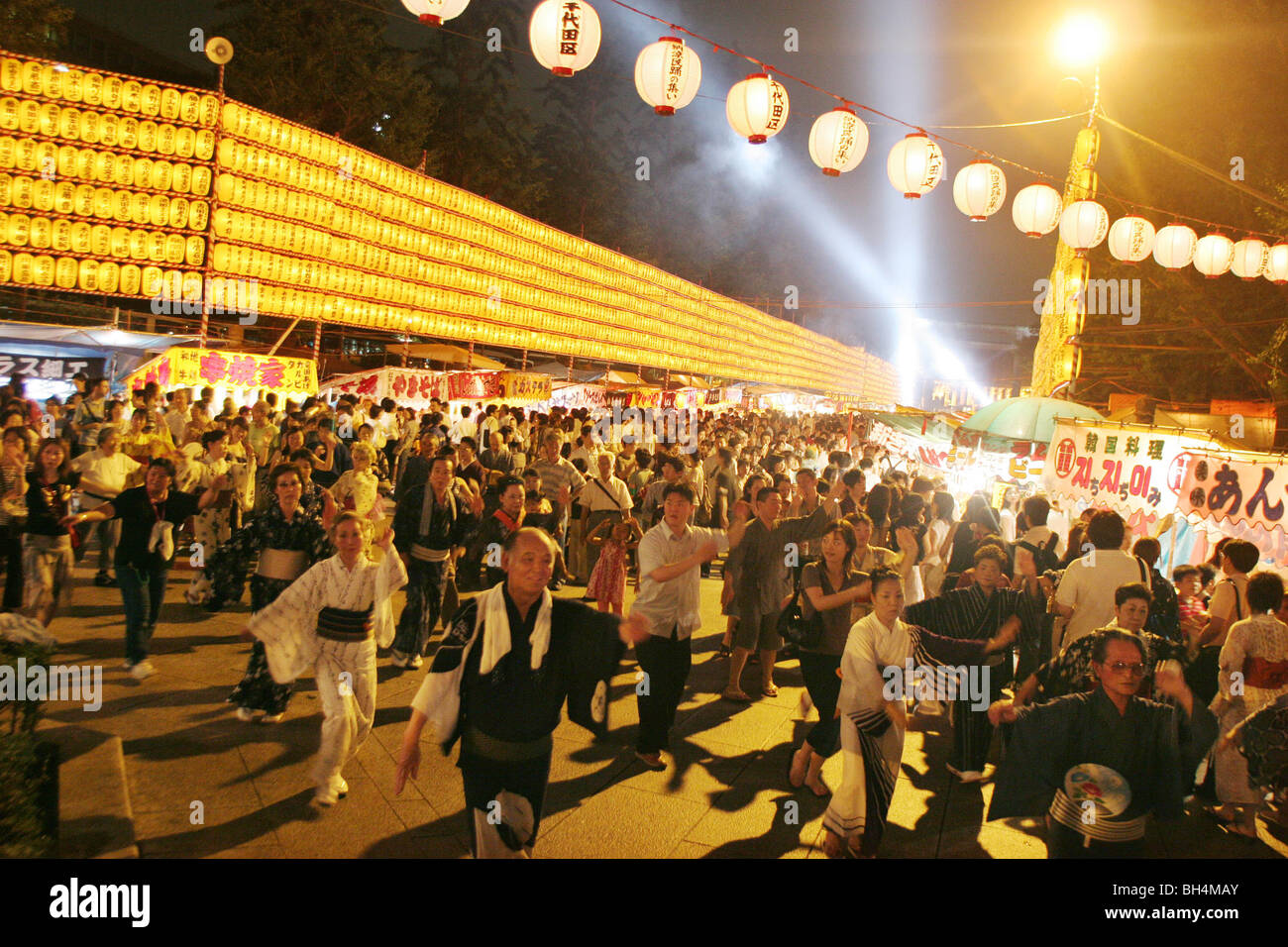 Visitors to Yasukuni Jinja Shrine for 'Mitama Matsuri', Tokyo, Japan ...