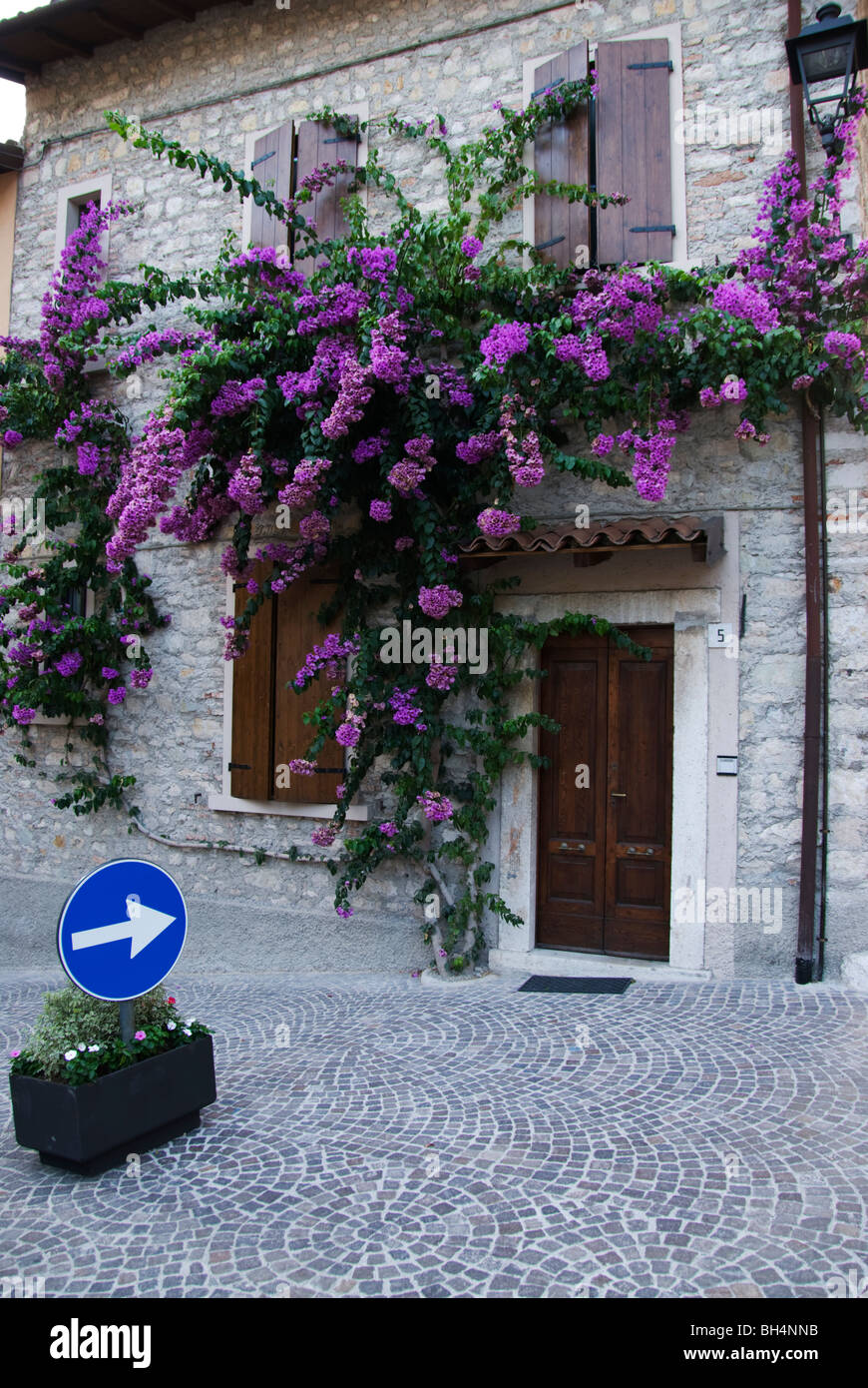 A house on the edge of lake Garda Stock Photo - Alamy