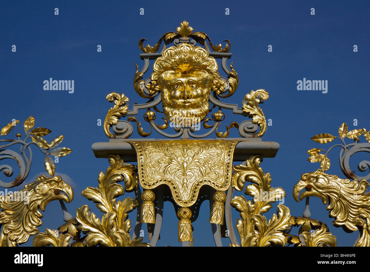 Gold metal gate hi-res stock photography and images - Alamy