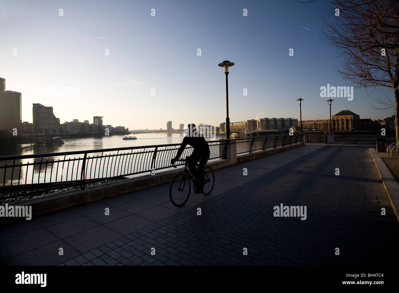 River thames shoreline cycling hi-res stock photography and images - Alamy