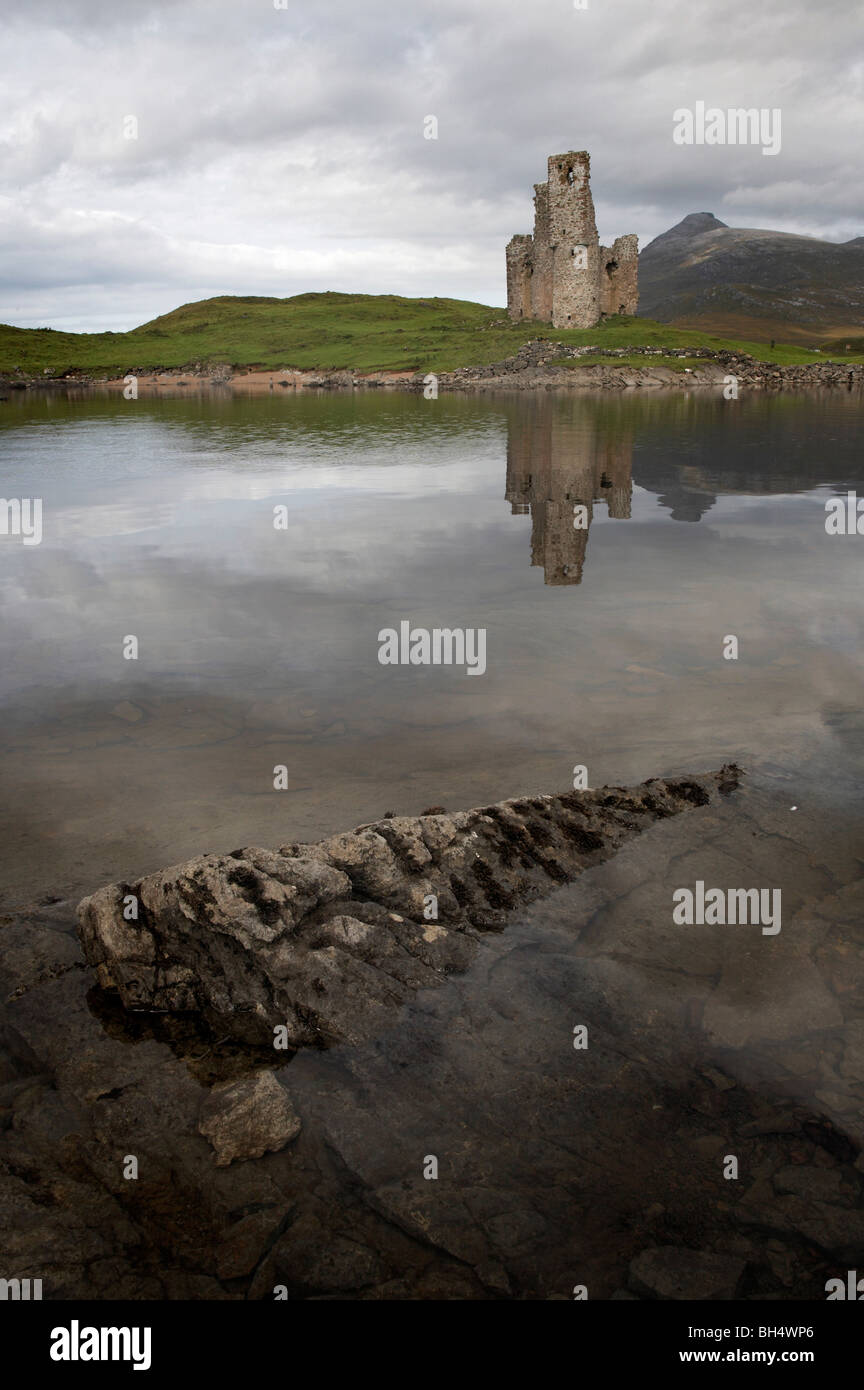 Ardvreck castle ruins on Loch Assynt Stock Photo - Alamy