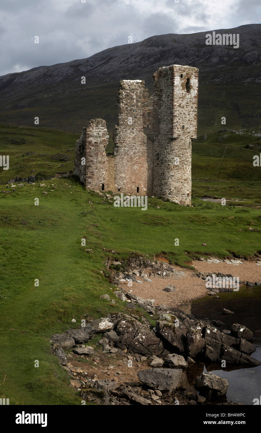 Ardvreck castle ruins on Loch Assynt Stock Photo - Alamy